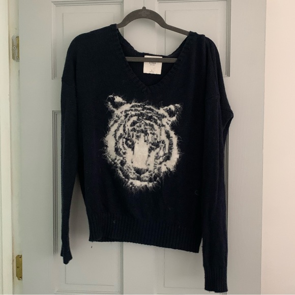 Abercrombie & Fitch | Sweaters | Euc Abercrombie Fitch Navy And White Tiger Sweater | Poshmark
